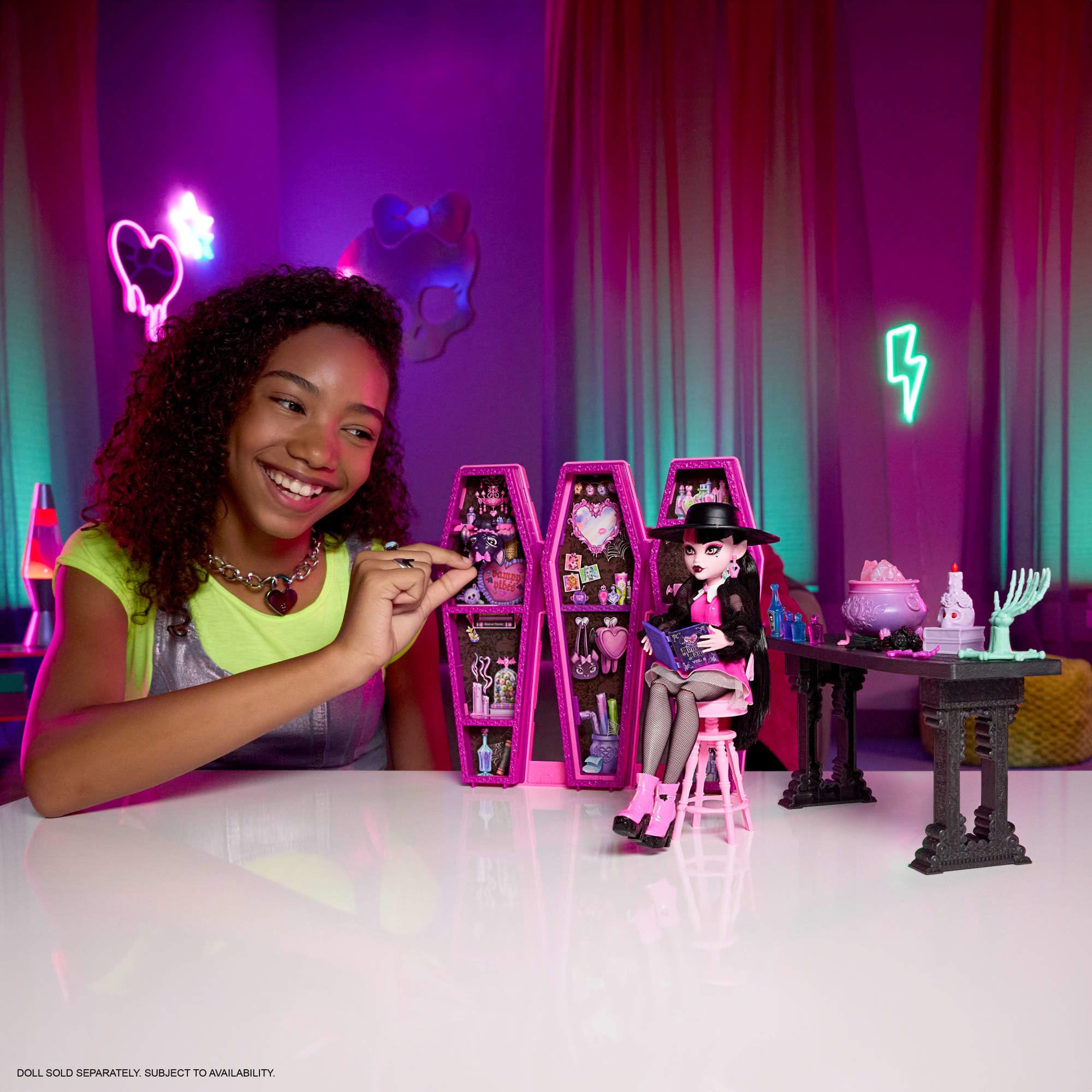 Monster High Room of Magic Potions Draculaura Box with Count Fabulous ...